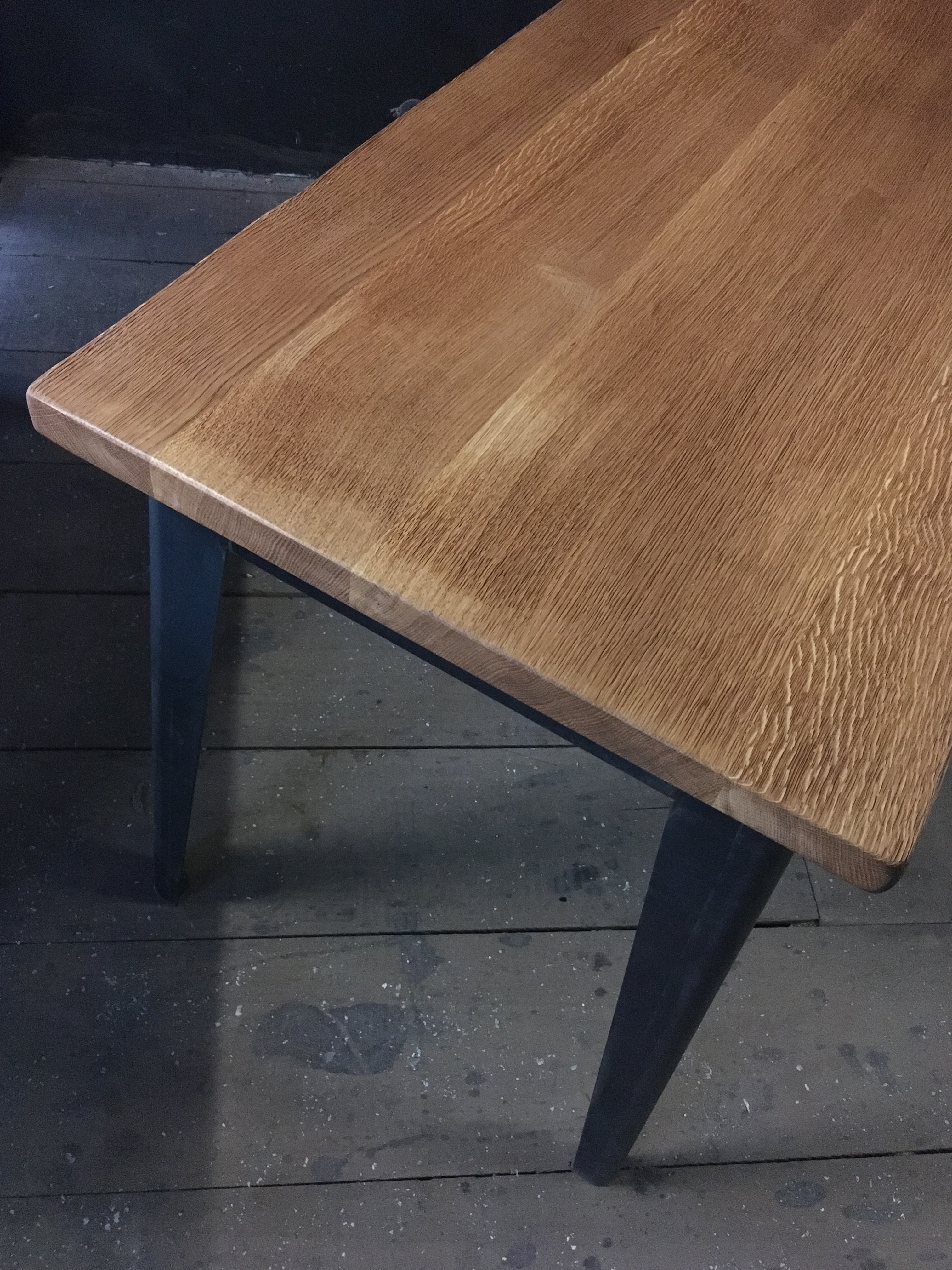 Les tables Atelier sont fabriquées sur la base d'un plateau en chêne de ...